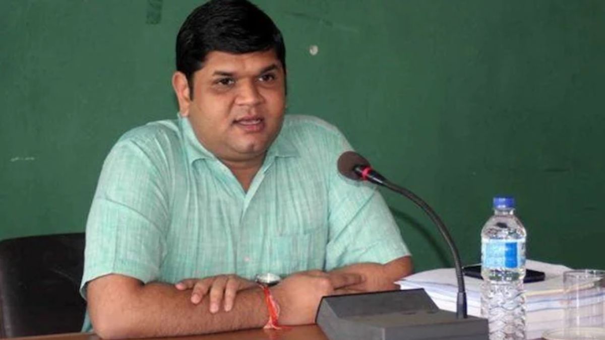 Know who is IAS Ashish More, who got notice from Kejriwal government ...