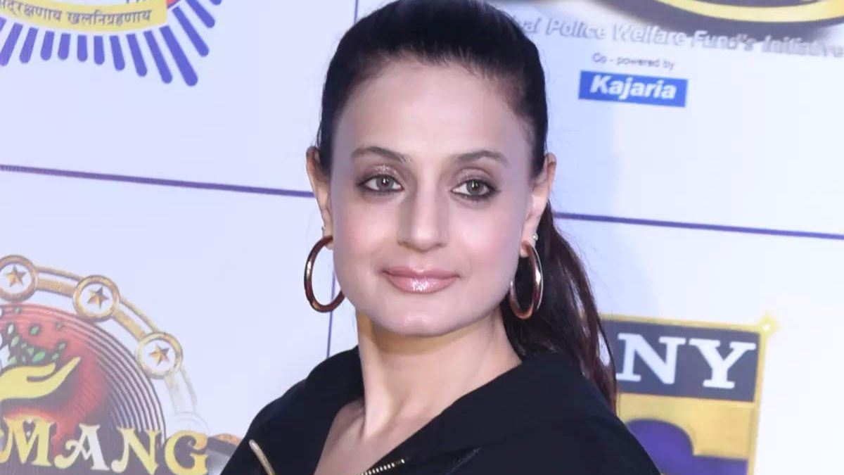 Actress Ameesha Patel surrenders in Ranchi civil court in a cheating case । बॉलीवुड अभिनेत्री ...