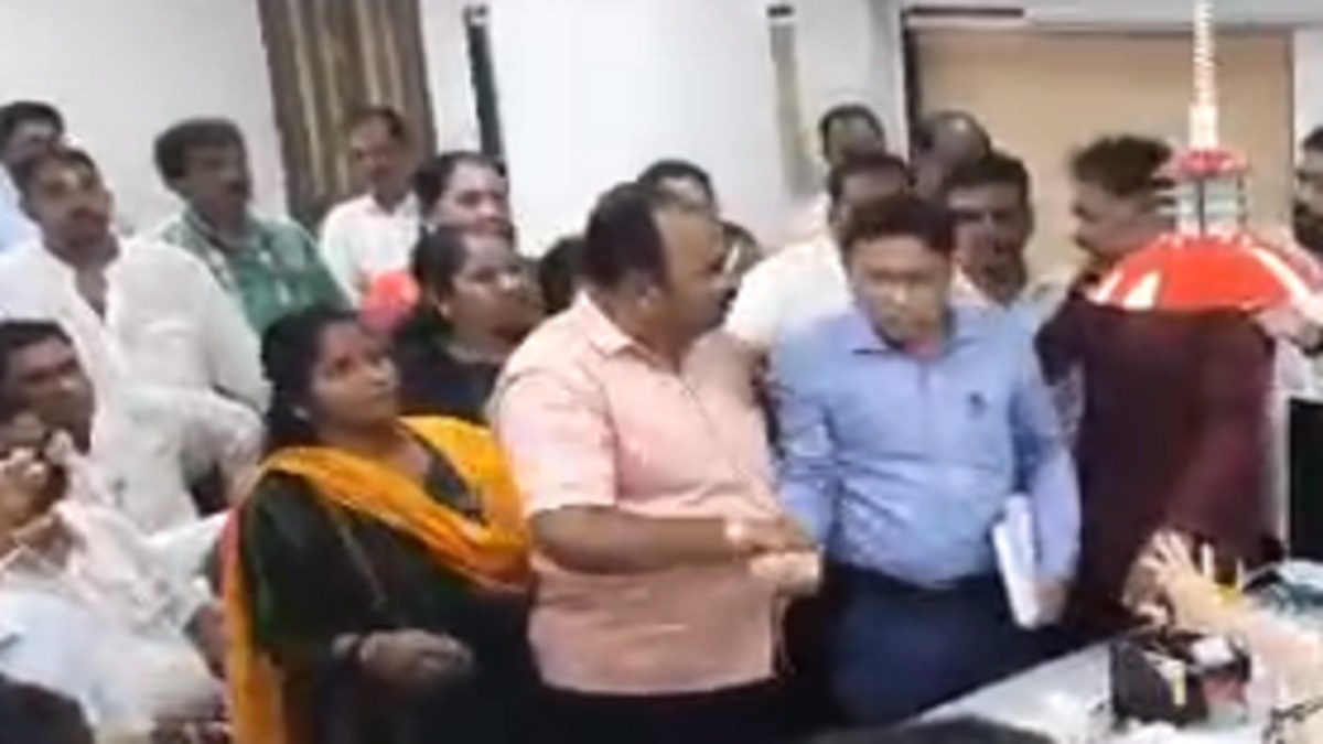 मुंबई: ठाकरे गुट के नेताओं ने BMC के असिस्टेंट इंजीनियर के साथ की ...