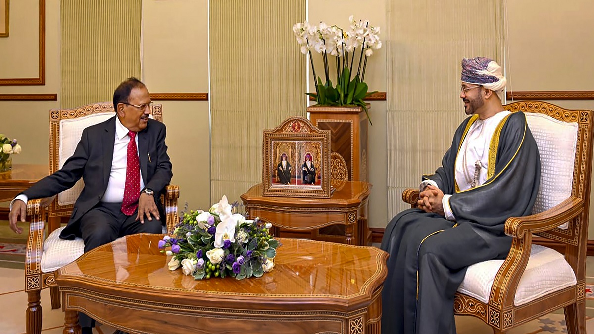 NSA अजित डोभाल ने की ओमान के नेताओं से मुलाकात, द्विपक्षीय संबंधों पर ...
