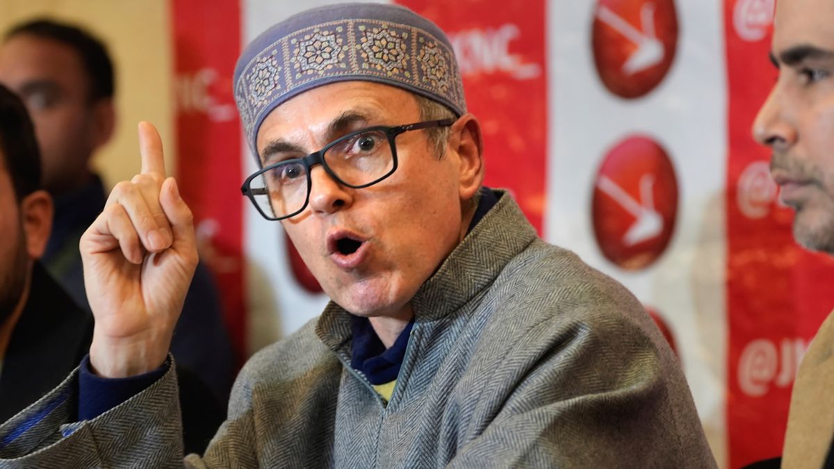 Omar Abdullah tweets on Yoga program organized at dargah | दरगाह पर योग करवाने से भड़े उमर ...
