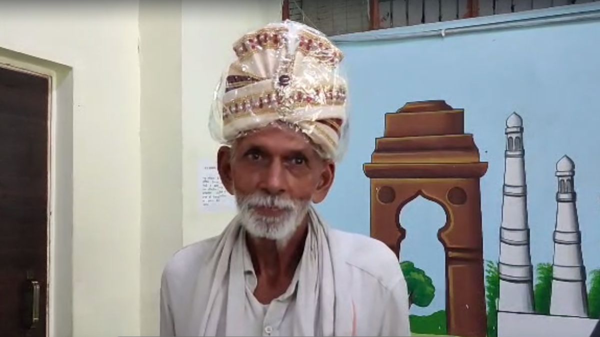 rewari 71 years old man reach dc office with sehra to get his family id ...