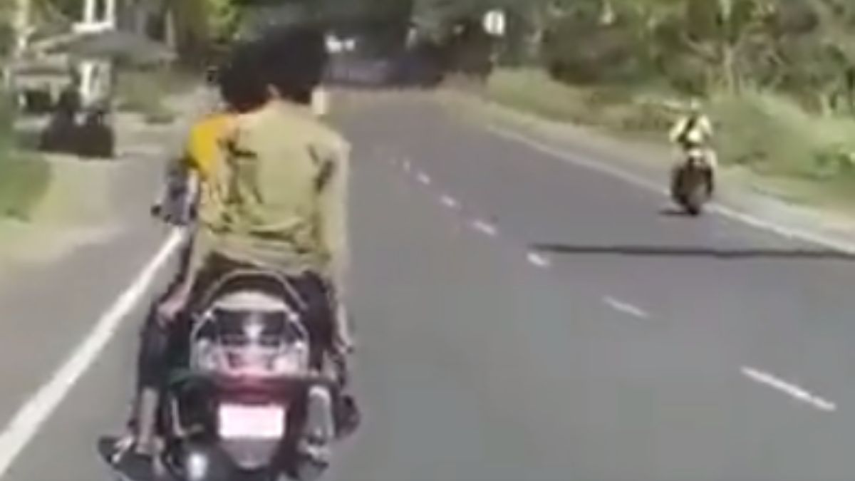 Two Boys Kissing On running Scooty in uttar pradesh Rampur video goes viral on social media ...