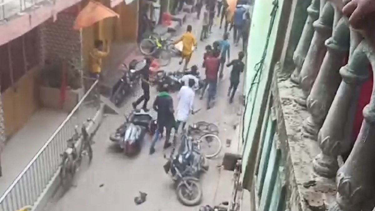 stone pelting and violence in moharram tajia procession in bihar dm sp appeals । VIDEO: ताजिया ...