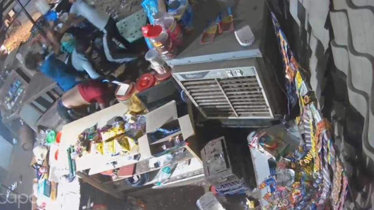 VIDEO: ढाबे पर शराब पीना चाहते थे दबंग, मना करने पर दुकान में करने लगे ...