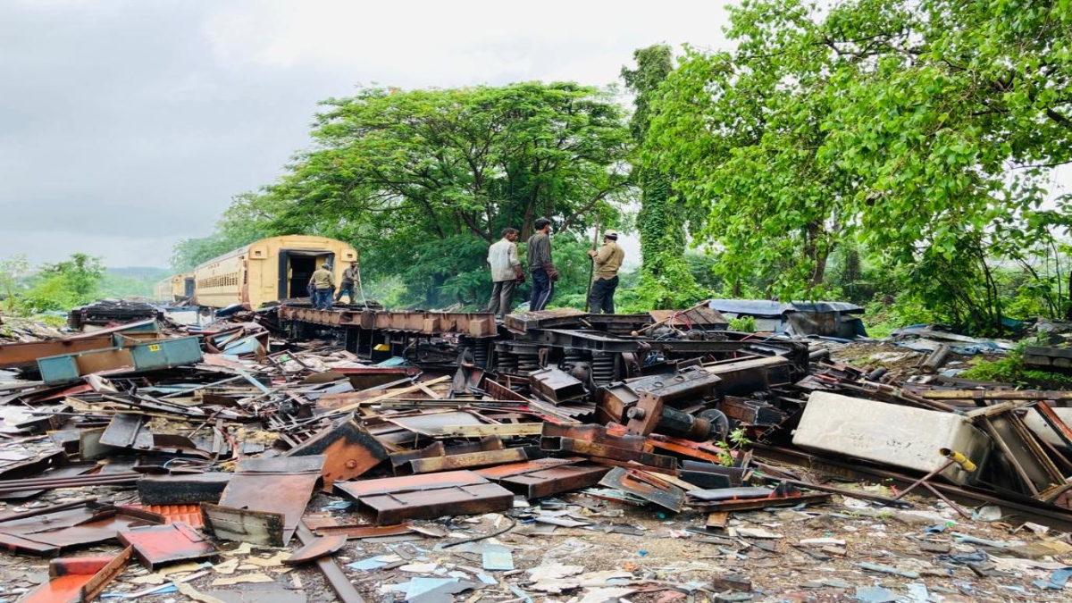 amazing Central Railway scrapped 138 coaches and earn 17 58 crore rs ...