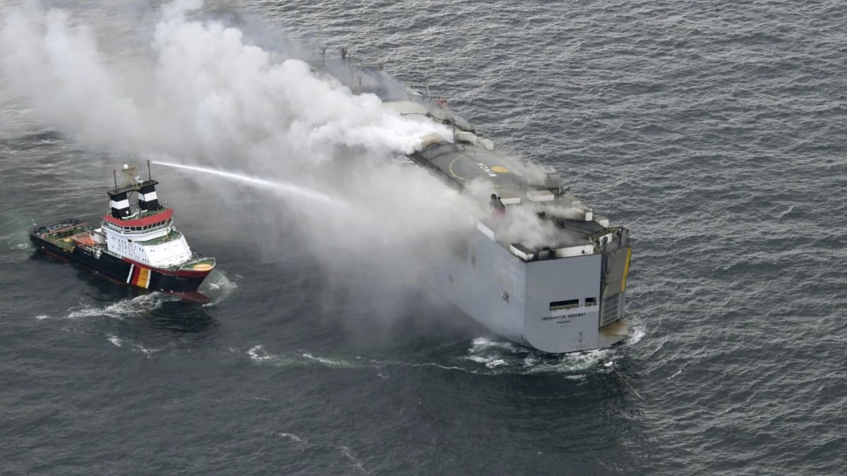 Ship carrying 3000 cars catches fire in the North Sea | 3000 कारें लेकर ...