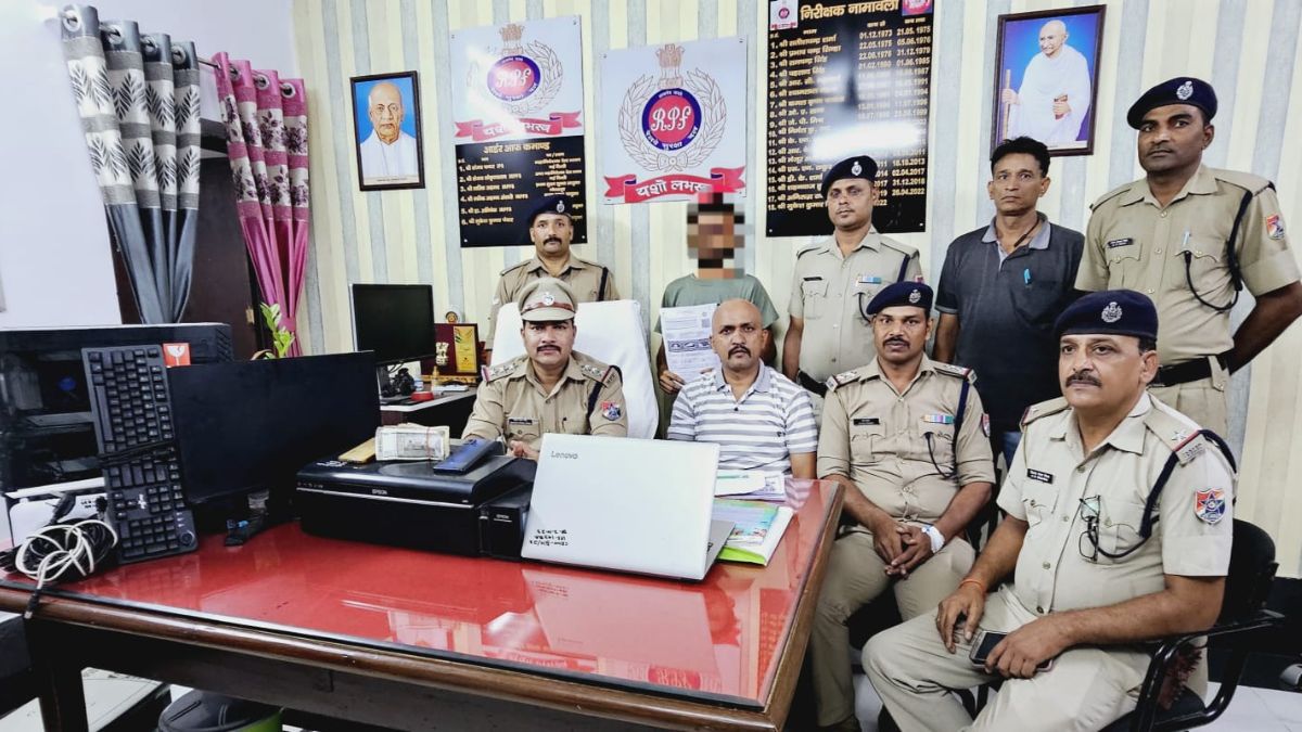 illegal rail ticket racket busted by Chhapra rpf finds illegal booking software pushpa । बिहार ...