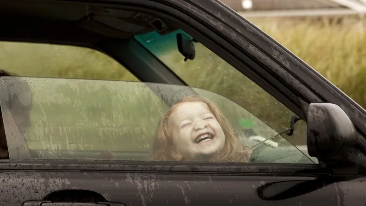 Child Neck Stuck In Car Window Glass This Is How People Saved Her Watch ...