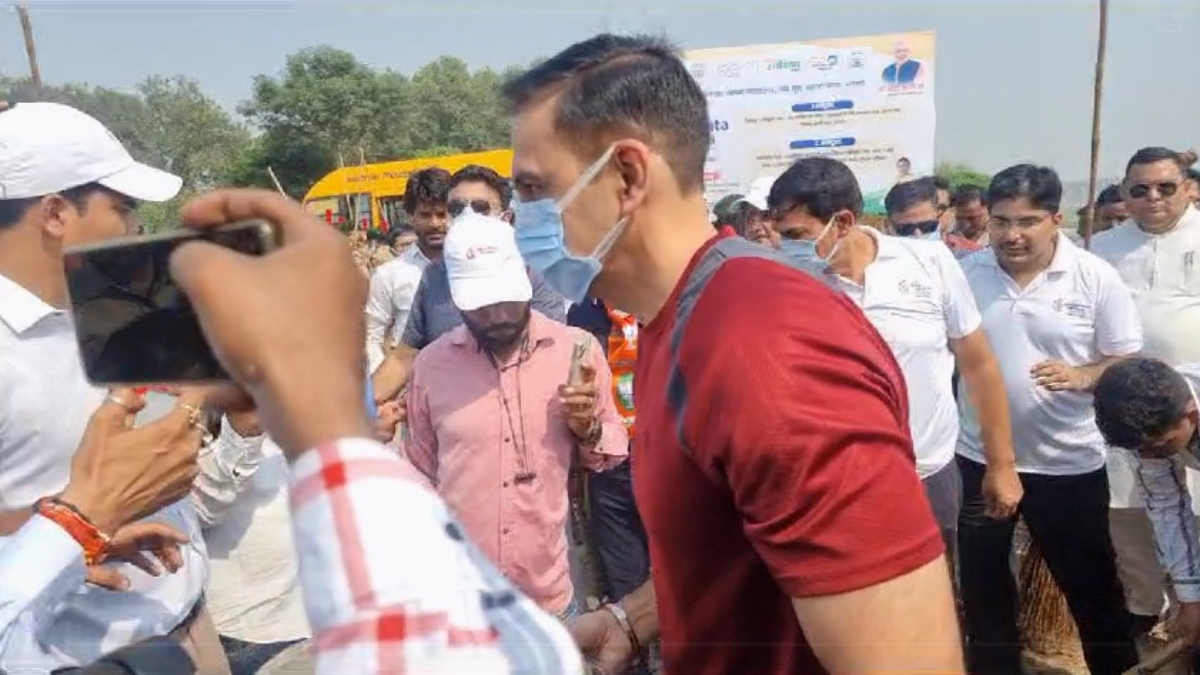 Agra Police Commissioner was seen cleaning and collecting garbage in ...