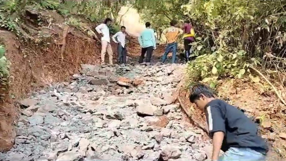 People protest against demolition of stairs of Pahalwan shah baba ...