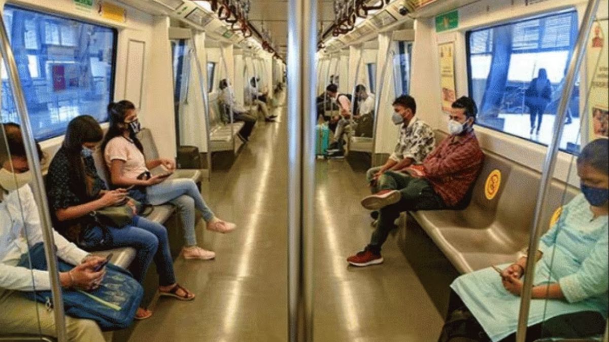 Couple crossed all limits in Delhi Metro, people were stunned after ...