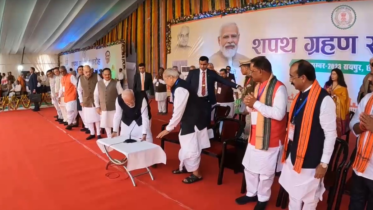 pm narendra modi helped in moving table on stage during chhattisgarh cm ...