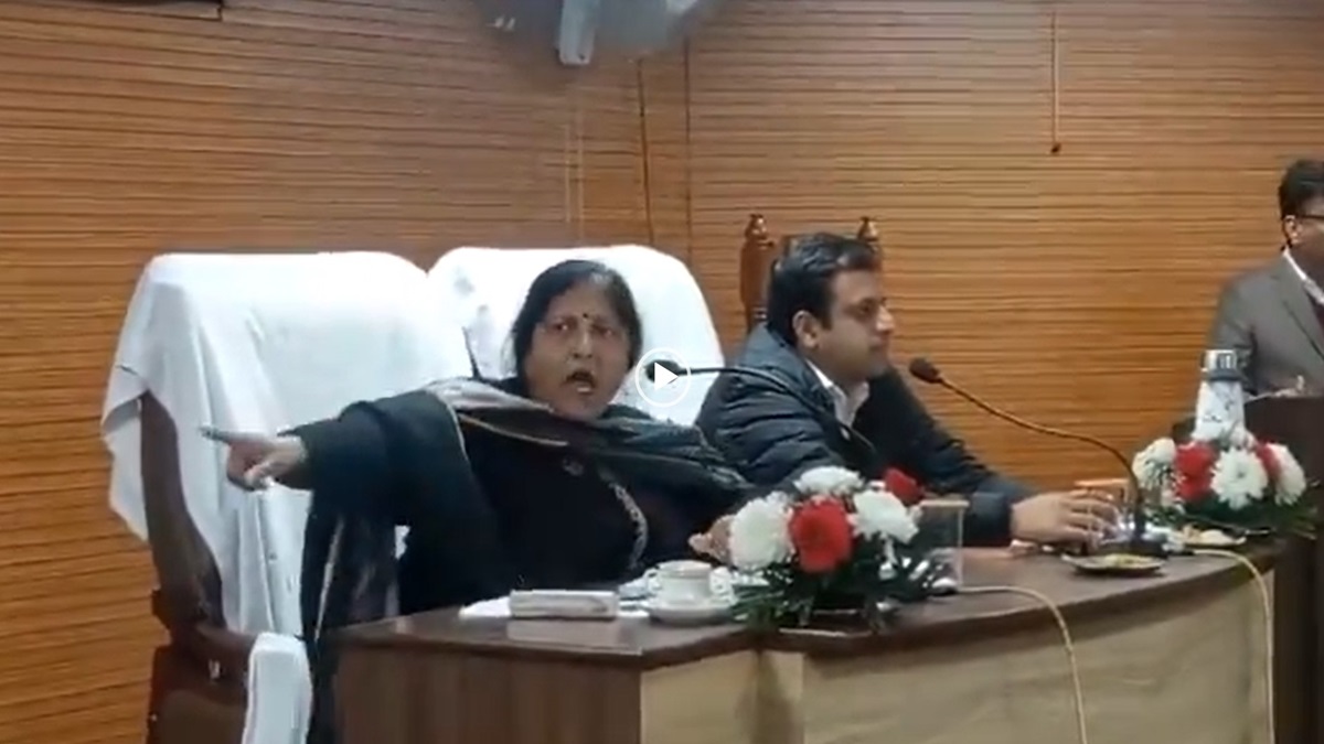 बेटा, गर्दन अलग कर दूंगी... गाजियाबाद में भ्रष्टाचार का आरोप लगने पर भड़कीं मेयर, BJP पार्षद को ...