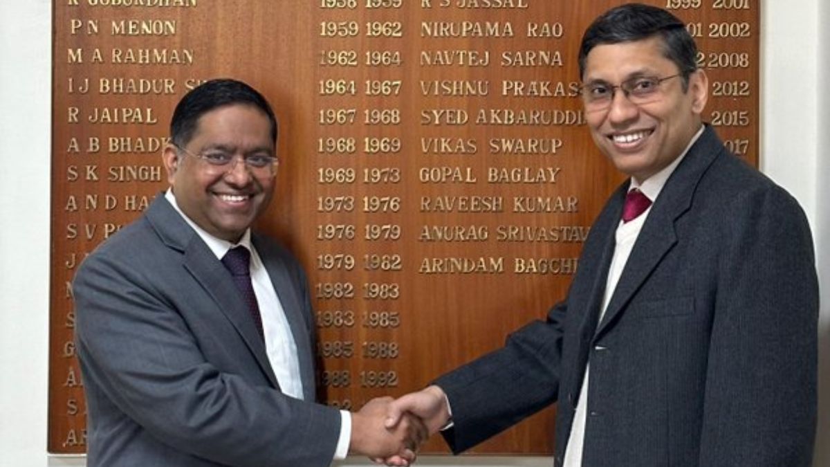 Randhir Jaiswal assumes charge as the Official Spokesperson of MEA India Arindam Bagchi /भारतीय ...