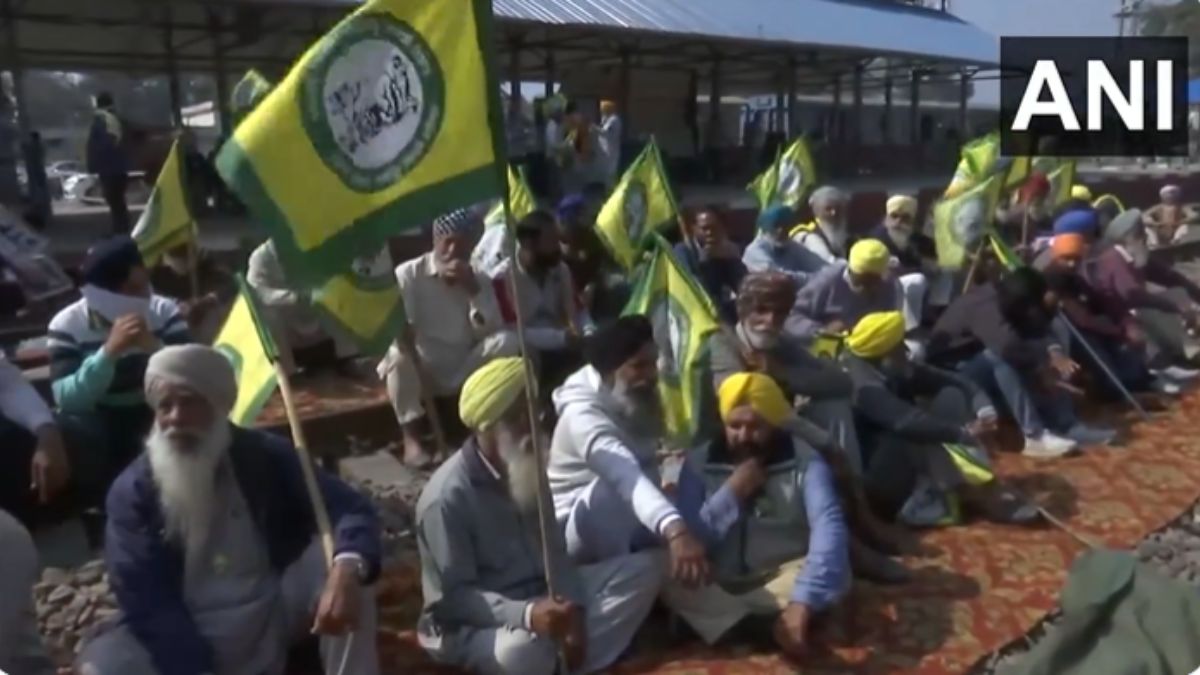 Farmer Protest LIVE: पंजाब में रेलवे ट्रैक पर किसानों का जमावड़ा ...