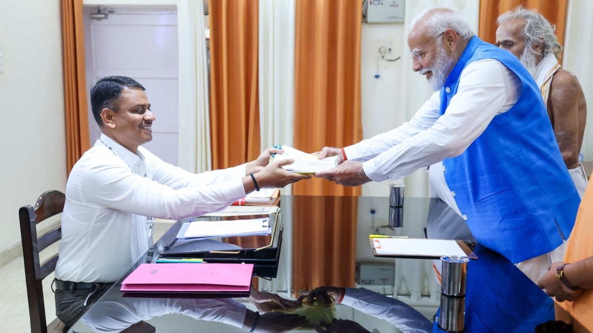 कौन है वह अधिकारी, जिसे वाराणसी में पीएम मोदी ने सौंपा नामांकन पत्र ...