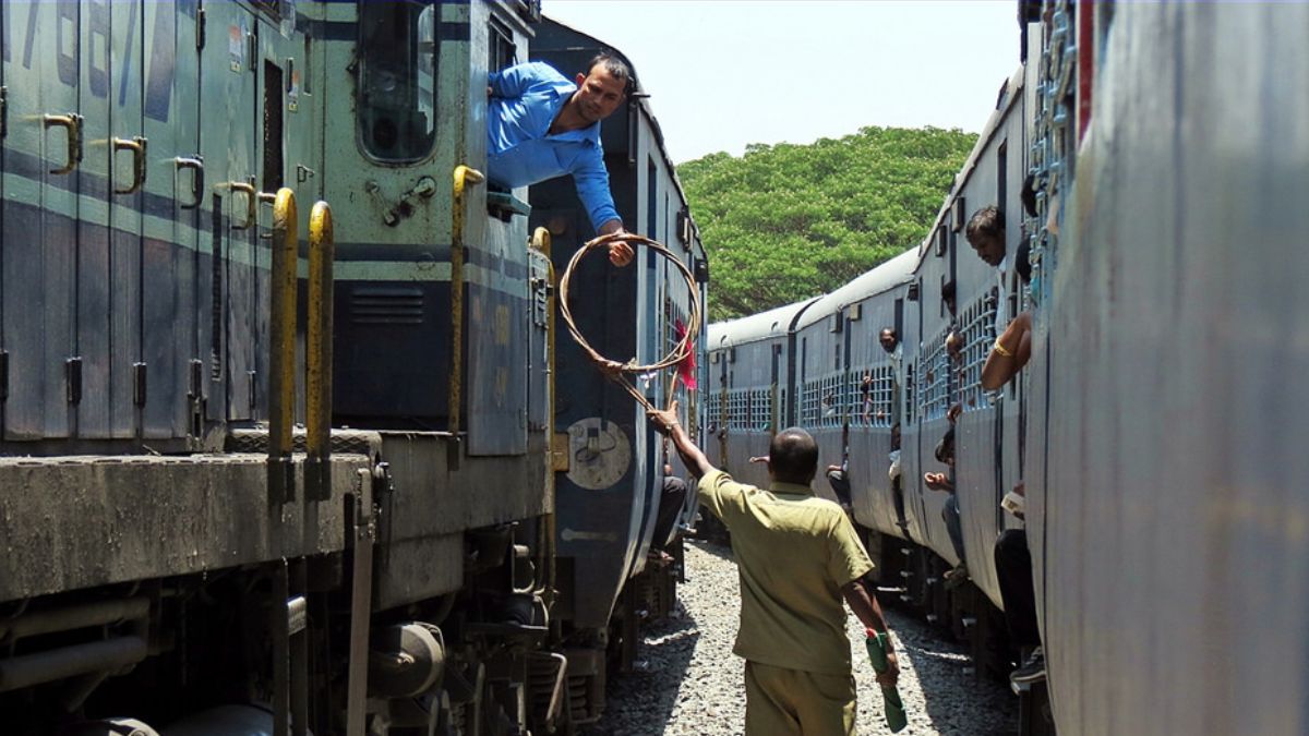 Train के ड्राइवर को क्यों दी जाती है यह लोहे की रिंग? जानें ट्रेन में ...