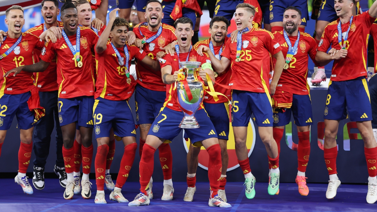 Spain won the Euro Cup trophy after 12 years, scored the winning goal ...