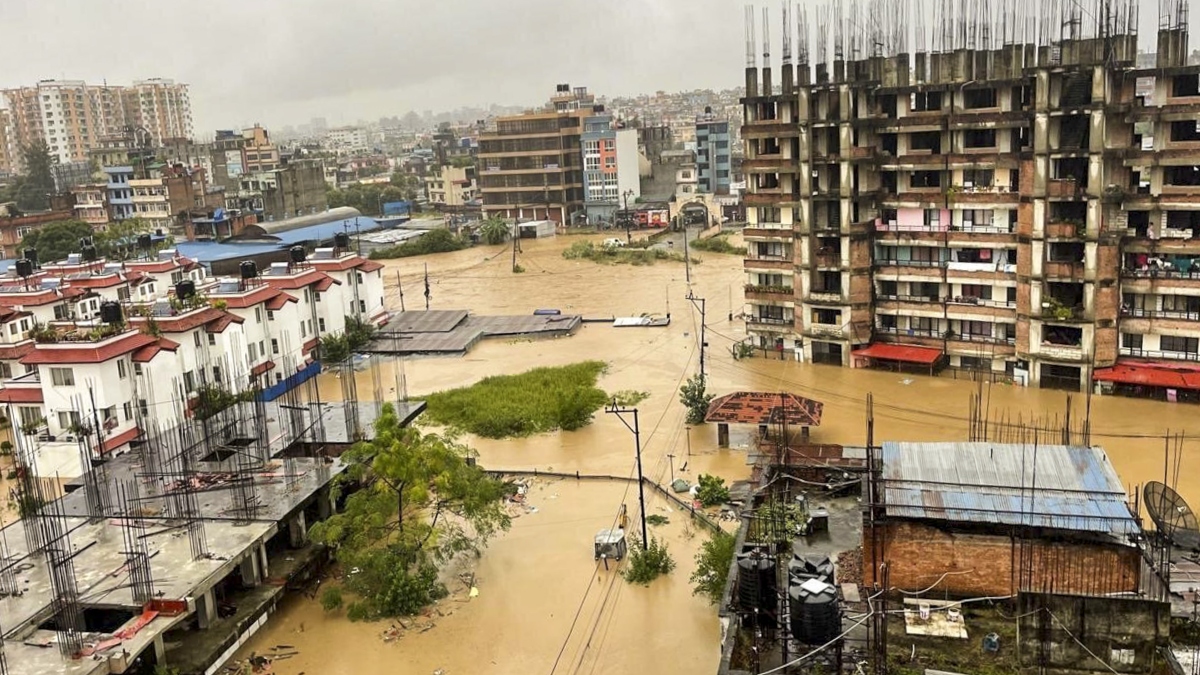 Video: 6 फुटबॉल के खिलाड़ियों समेत 122 की मौत, 64 लापता, नेपाल में आई बाढ़ और भूस्खलन ने मचाई ...