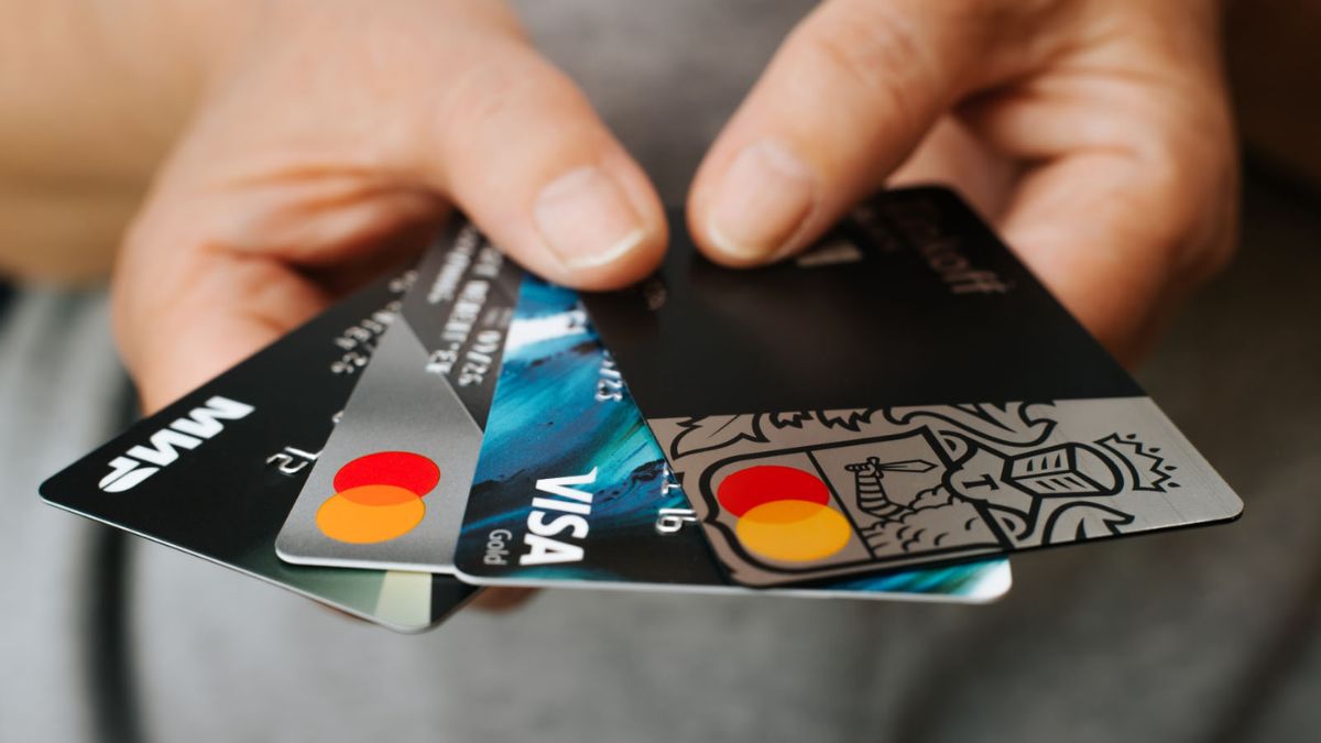 Debit Card पर मिलने वाले मुफ्त इंश्योरेंस कवर का क्लेम कैसे करें? यहां ...