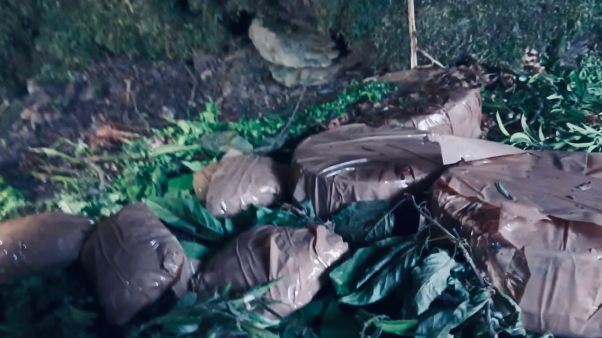 जम्मू-कश्मीर के पुंछ में आतंकवादियों के ठिकाने का भंडाफोड़, IED समेत ...