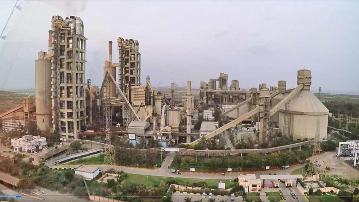 UltraTech Cement का मुनाफा Q1 में 49% उछला, जानें तीन महीने में कहां ...