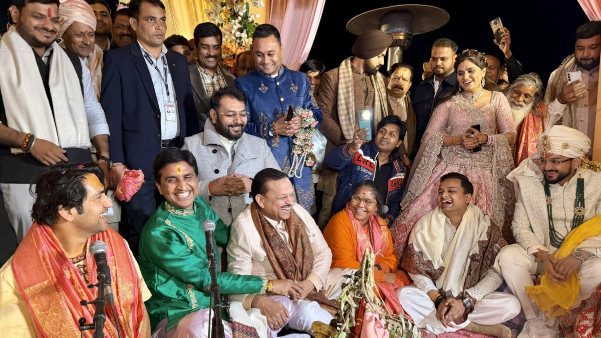 बागेश्वर बाबा ने कराया सांसद रमेश अवस्थी के पुत्र का विवाह, आशीर्वाद ...