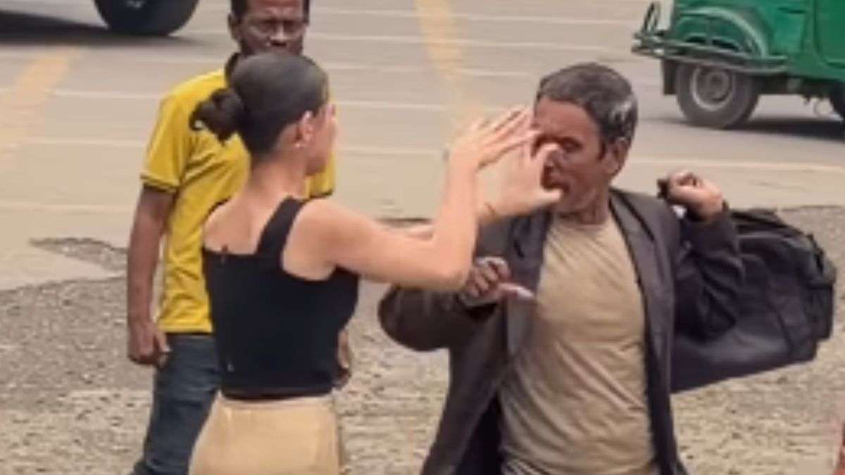 Viral Video: सड़क पर ही बुजुर्ग को पीटने लगी खूबसूरत मॉडल, गुस्सा देखकर ...