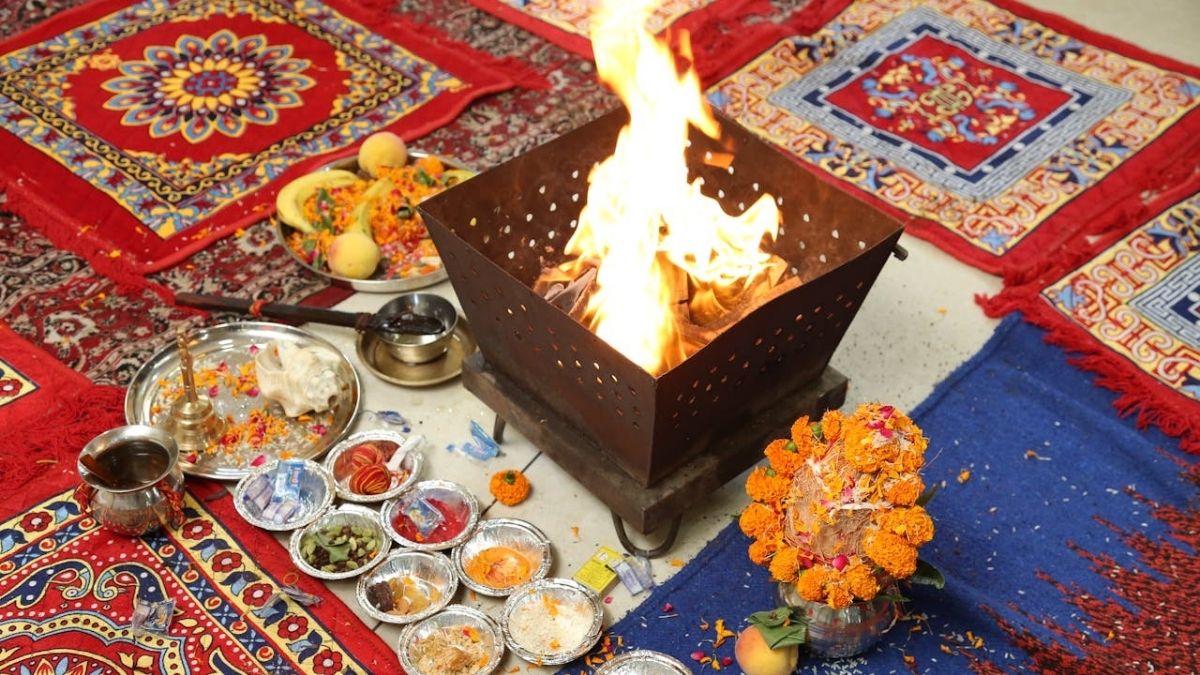 Best Puja Aasan: पूजा के दौरान किस आसन पर बैठना होता है सबसे शुभ? जानिए ...