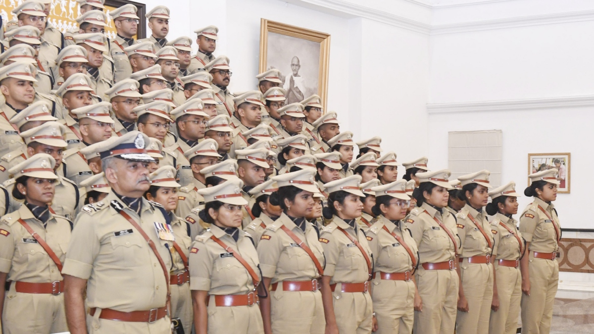बिहार में 27 IPS अफसरों का ट्रांसफर, 13 जिलों के पुलिस कप्तान बदले, कुल ...