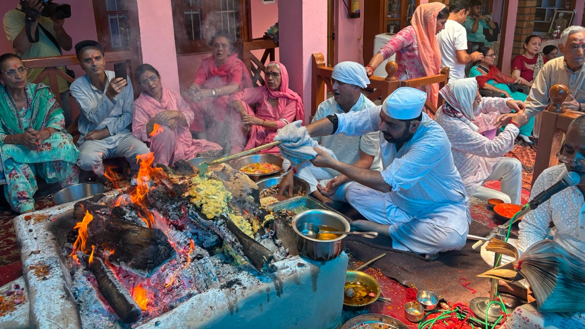 कश्मीर के भगवान गोपी नाथ के आश्रम में 36 साल बाद लौटे कश्मीरी पंडित ...