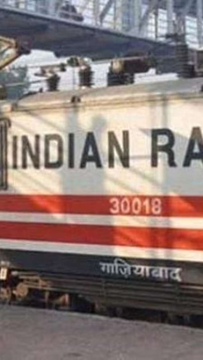 रेलवे में TTE और TC में क्या होता है अंतर? - India TV Hindi