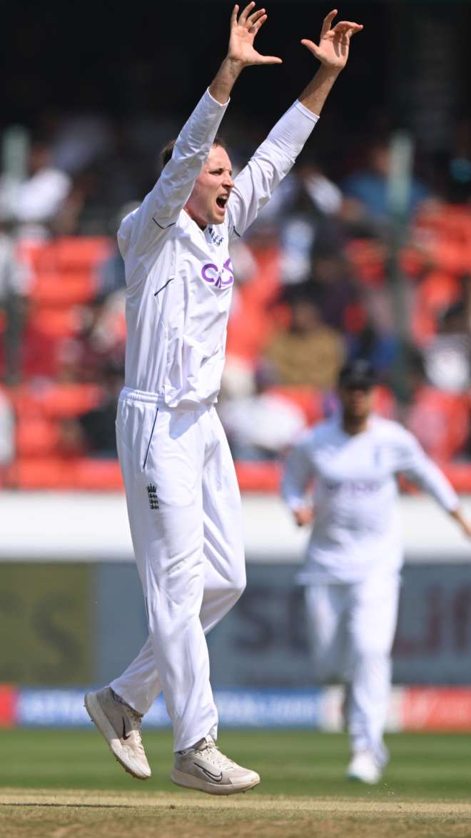 टेस्ट करियर की पहली गेंद पर ही छक्का खाने वाले गेंदबाजों की लिस्ट ...