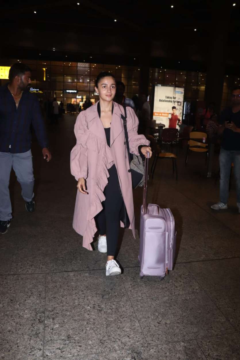 Bollywood Photos Alia's airport look shahid : एयरपोर्ट पर दिखा आलिया का ...