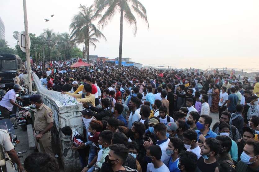 Huge crowd of fans in front of Mannat at Shahrukh Khan birthday PICS ...