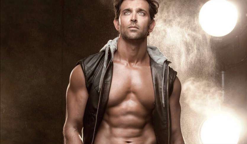 hrithik roshan flaunts six pack abs perfect body fitness 48 की उम्र में ...