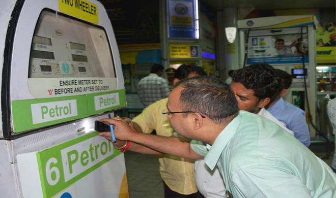 पेट्रोल पंपों पर 'चिप' से होती है तेल चोरी, लगाया करोड़ों का चूना, पढें ...