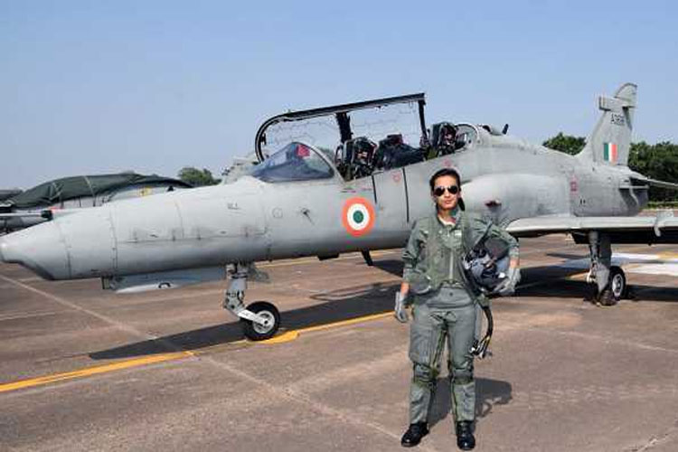 Mohna Singh becomes 1st woman fighter pilot Ops by day on Hawk | देश की ...