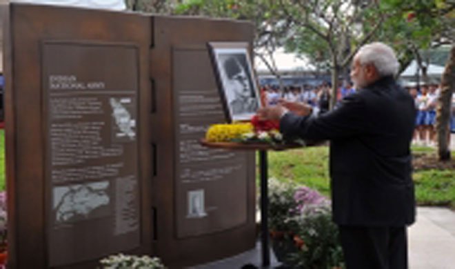 Modi pays tribute to the INA Memorial - India TV Hindi